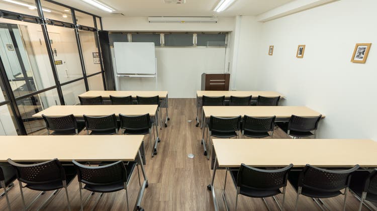 アクセア会議室田町店 第1会議室【田町駅より徒歩5分!スクール18名利用可能な会議室】の写真1