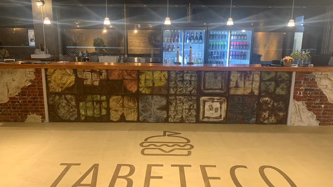 「ドン・キホーテ豊見城店5F」お洒落なカフェのレンタルスペース。女子会・二次会におすすめ!の写真1