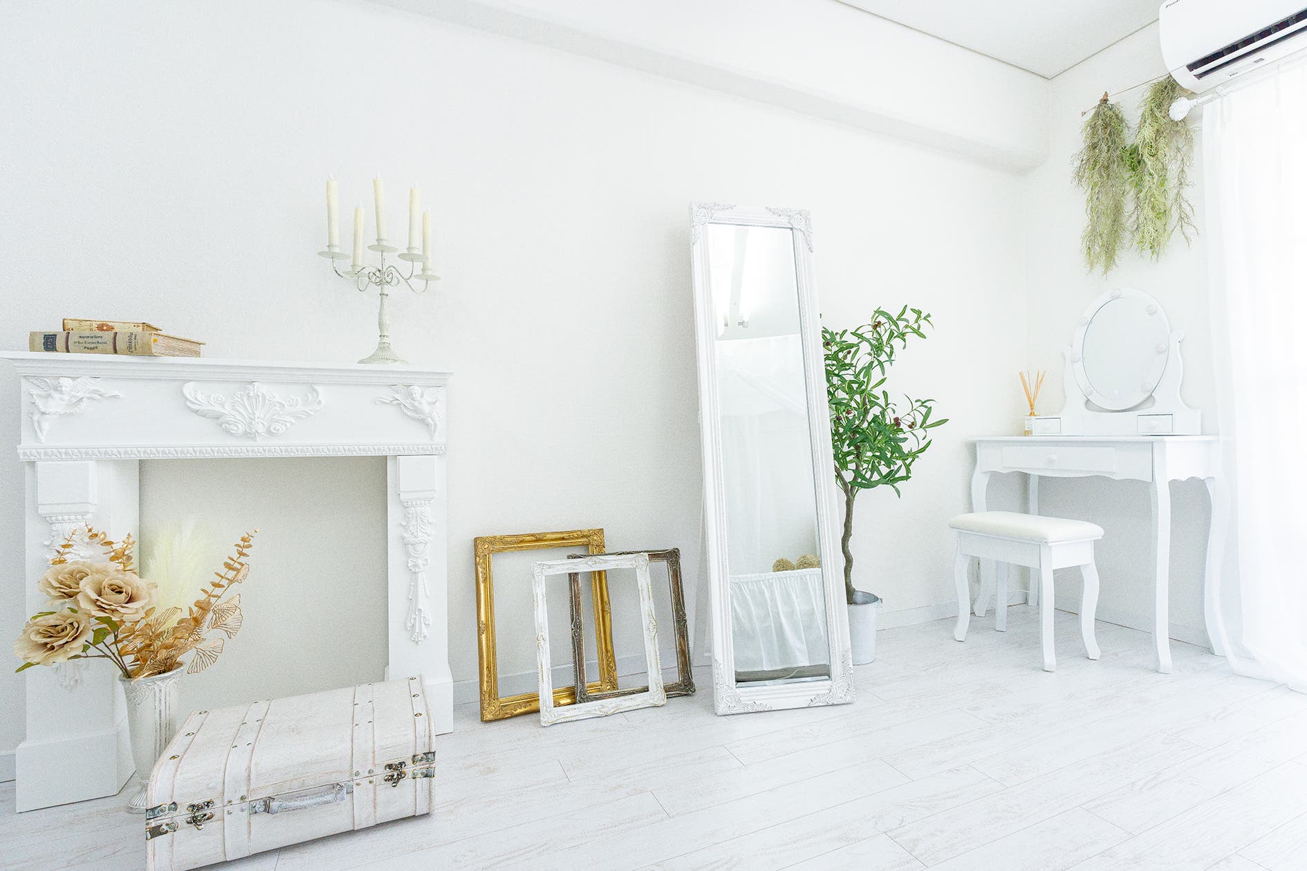 白壁・白家具｜シック｜天蓋ベッド｜花壁｜シャンデリア｜５面背景｜撮影機材無料｜生誕祭・誕生会｜コスプレ｜YouTube配信の写真2