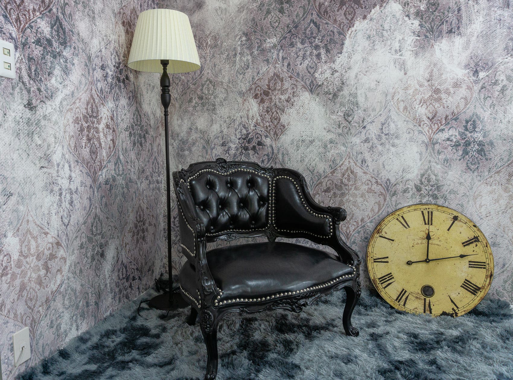 白壁・白家具｜シック｜天蓋ベッド｜花壁｜シャンデリア｜５面背景｜撮影機材無料｜生誕祭・誕生会｜コスプレ｜YouTube配信の写真5