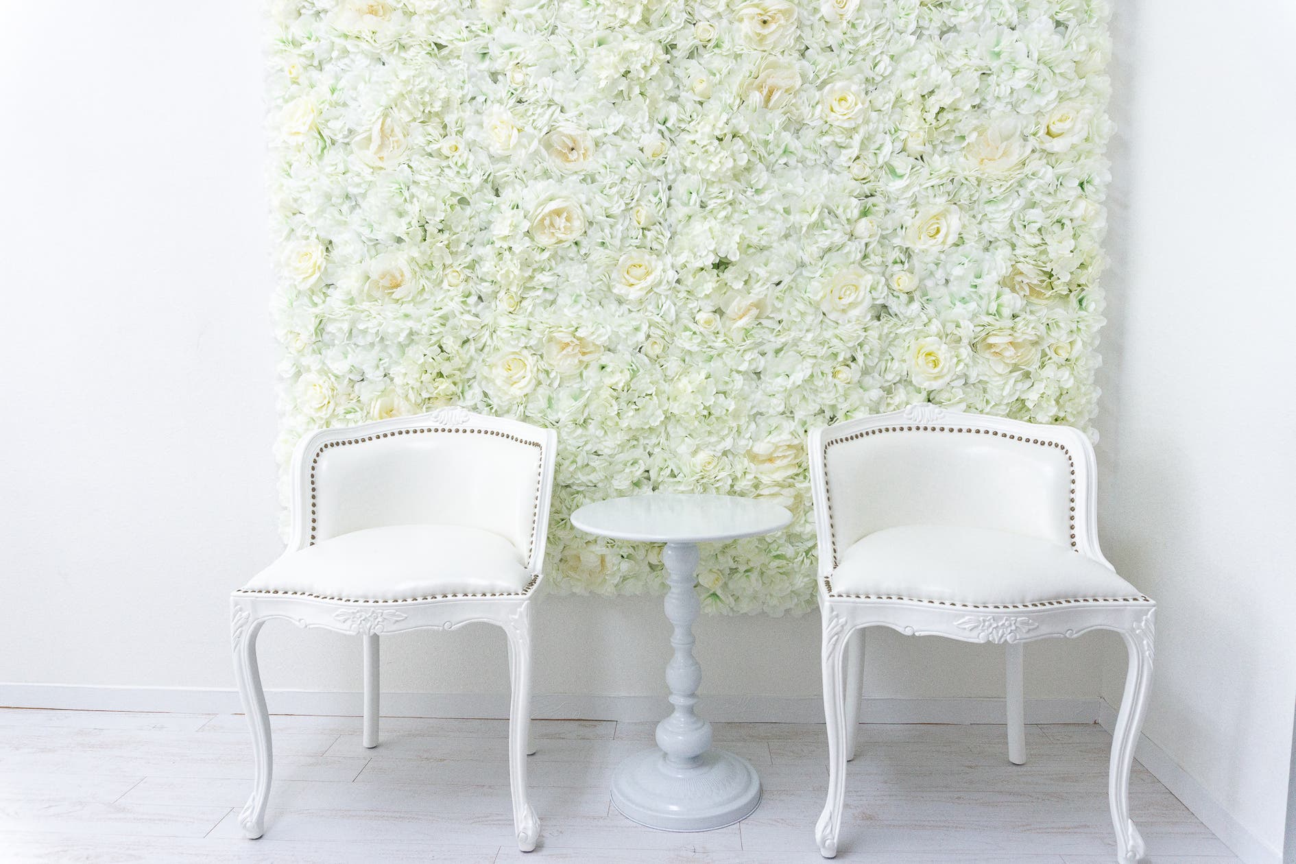 白壁・白家具｜シック｜天蓋ベッド｜花壁｜シャンデリア｜５面背景｜撮影機材無料｜生誕祭・誕生会｜コスプレ｜YouTube配信の写真6