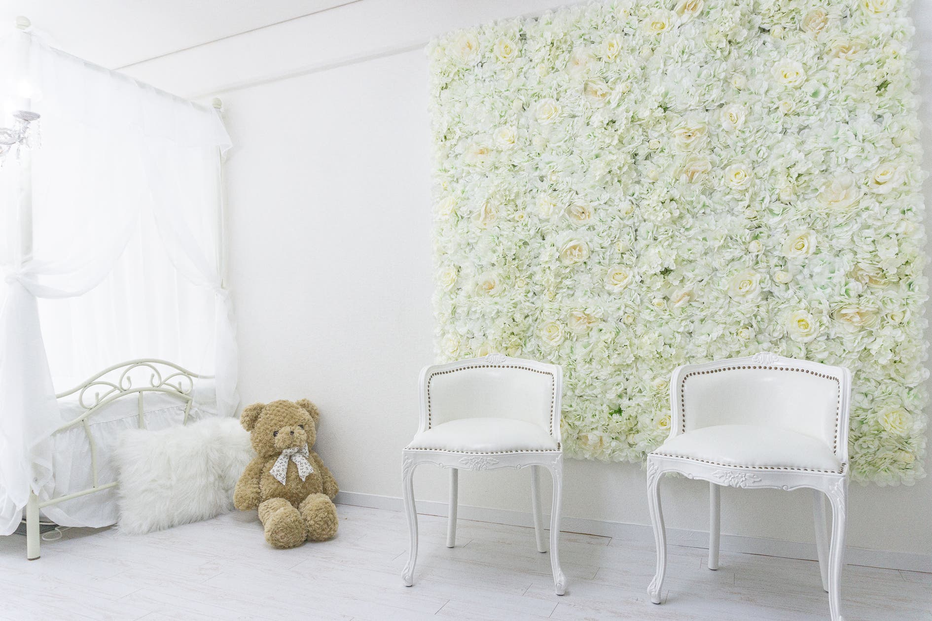 白壁・白家具｜シック｜天蓋ベッド｜花壁｜シャンデリア｜５面背景｜撮影機材無料｜生誕祭・誕生会｜コスプレ｜YouTube配信の写真3