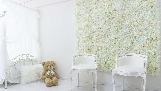 白壁・白家具|シック|天蓋ベッド|花壁|シャンデリア|5面背景|撮影機材無料|生誕祭・誕生会|コスプレ|YouTube配信の写真3