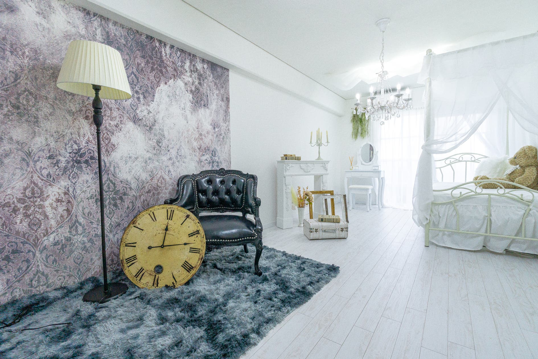 白壁・白家具｜シック｜天蓋ベッド｜花壁｜シャンデリア｜５面背景｜撮影機材無料｜生誕祭・誕生会｜コスプレ｜YouTube配信の写真9