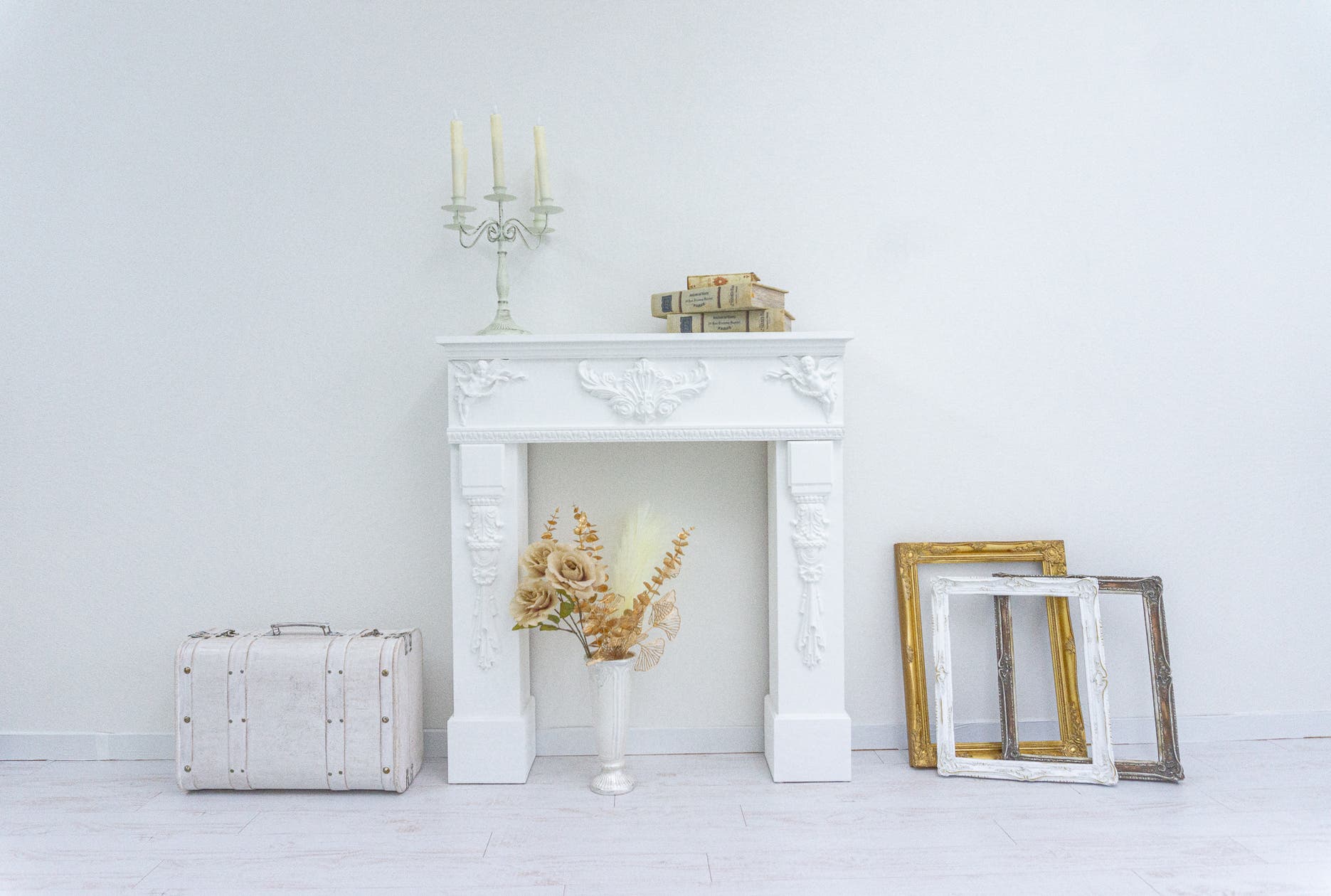 白壁・白家具｜シック｜天蓋ベッド｜花壁｜シャンデリア｜５面背景｜撮影機材無料｜生誕祭・誕生会｜コスプレ｜YouTube配信の写真12