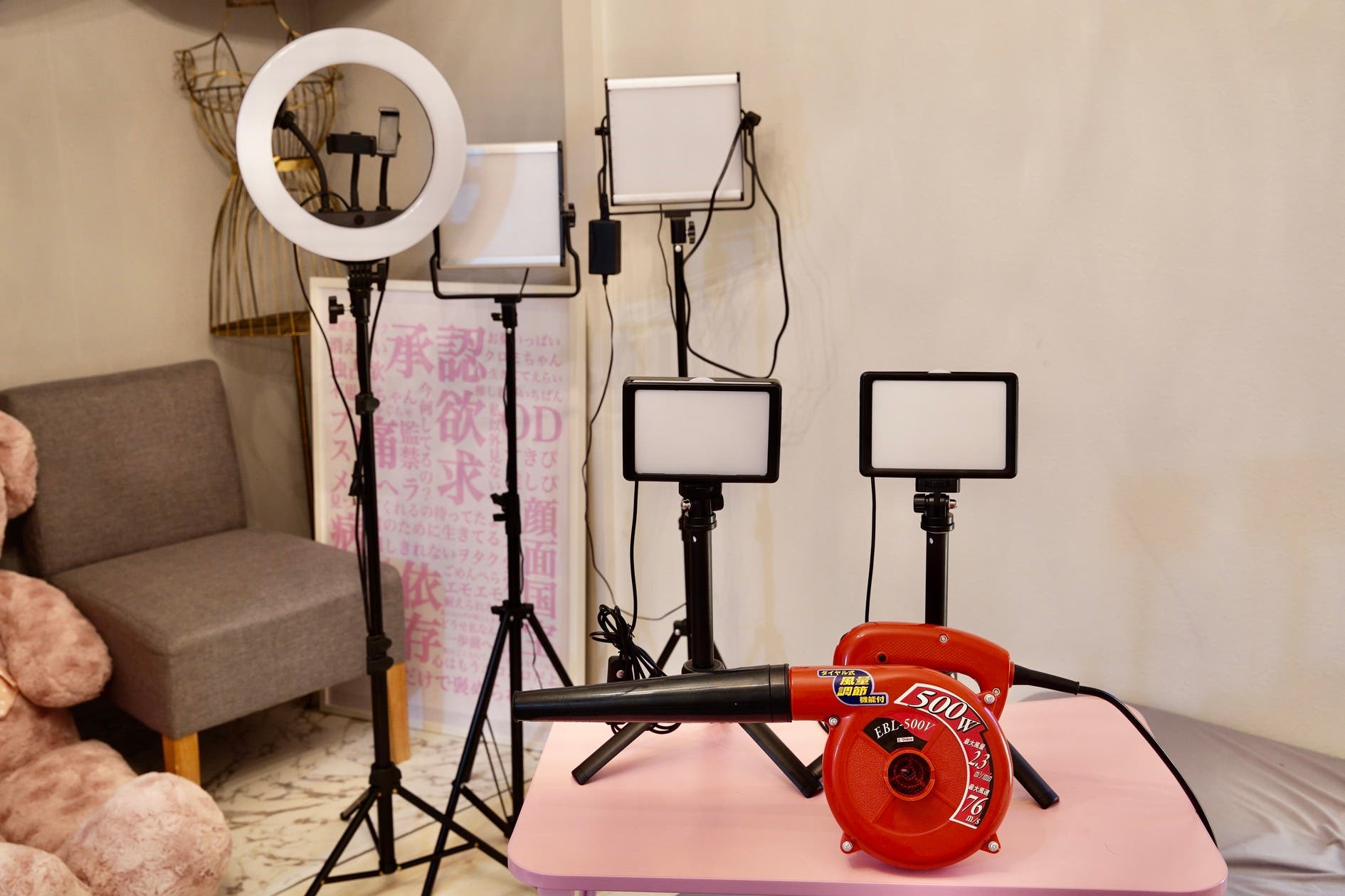 ビデオライト2種4本、背景布各種、背景スタンドの画像1