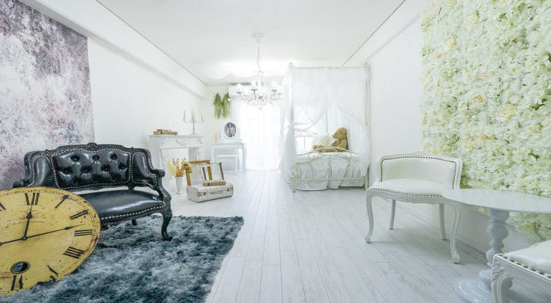 白壁・白家具｜シック｜天蓋ベッド｜花壁｜シャンデリア｜５面背景｜撮影機材無料｜生誕祭・誕生会｜コスプレ｜YouTube配信