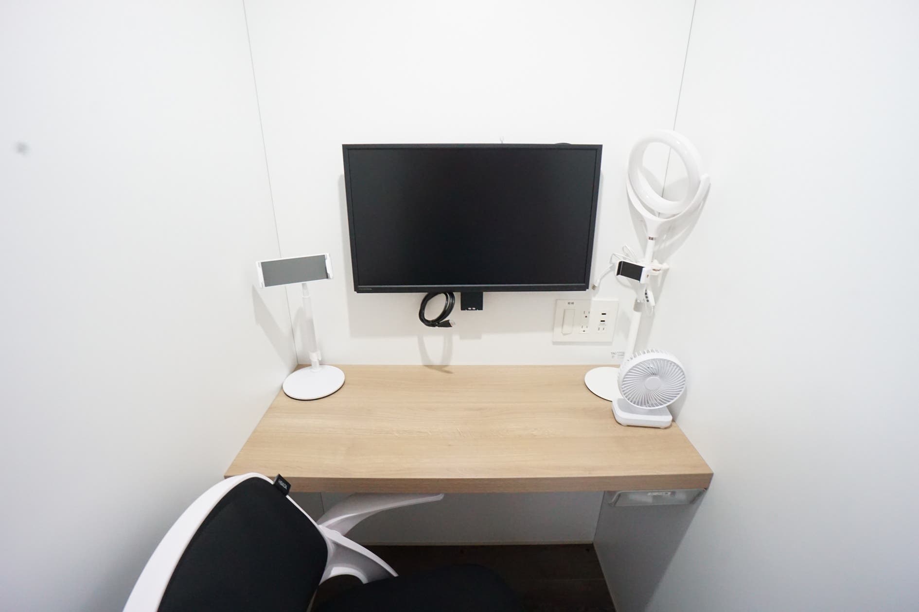 ＜博多駅前個室ブースNo.1＞完全個室ワークブース💼Wi-Fi📶モニター🖥テレワーク/ZOOM/面接/自習/作業場所の写真3