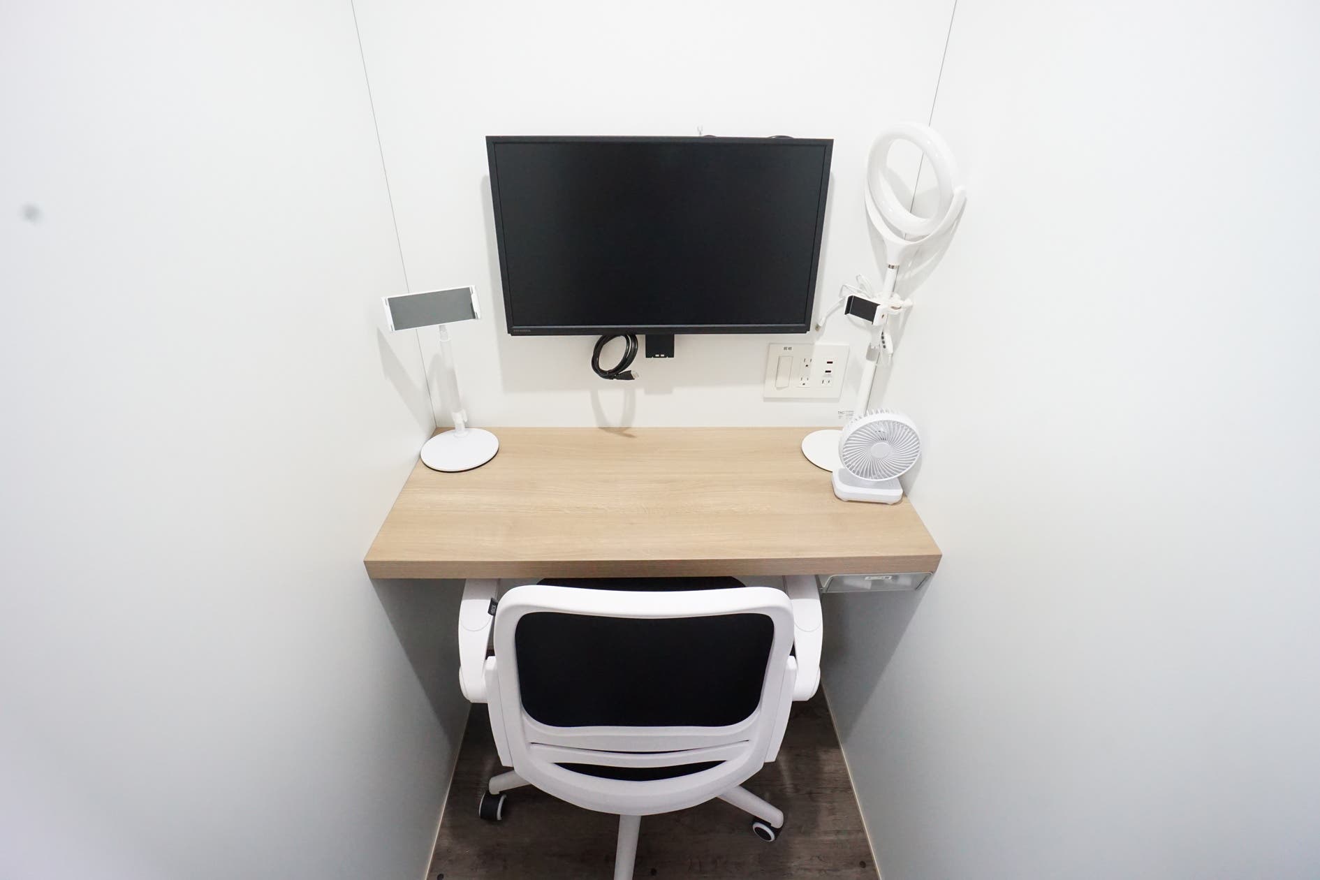 ＜博多駅前個室ブースNo.3＞完全個室ワークブース💼Wi-Fi📶モニター🖥テレワーク/ZOOM/面接/自習/作業場所の写真3