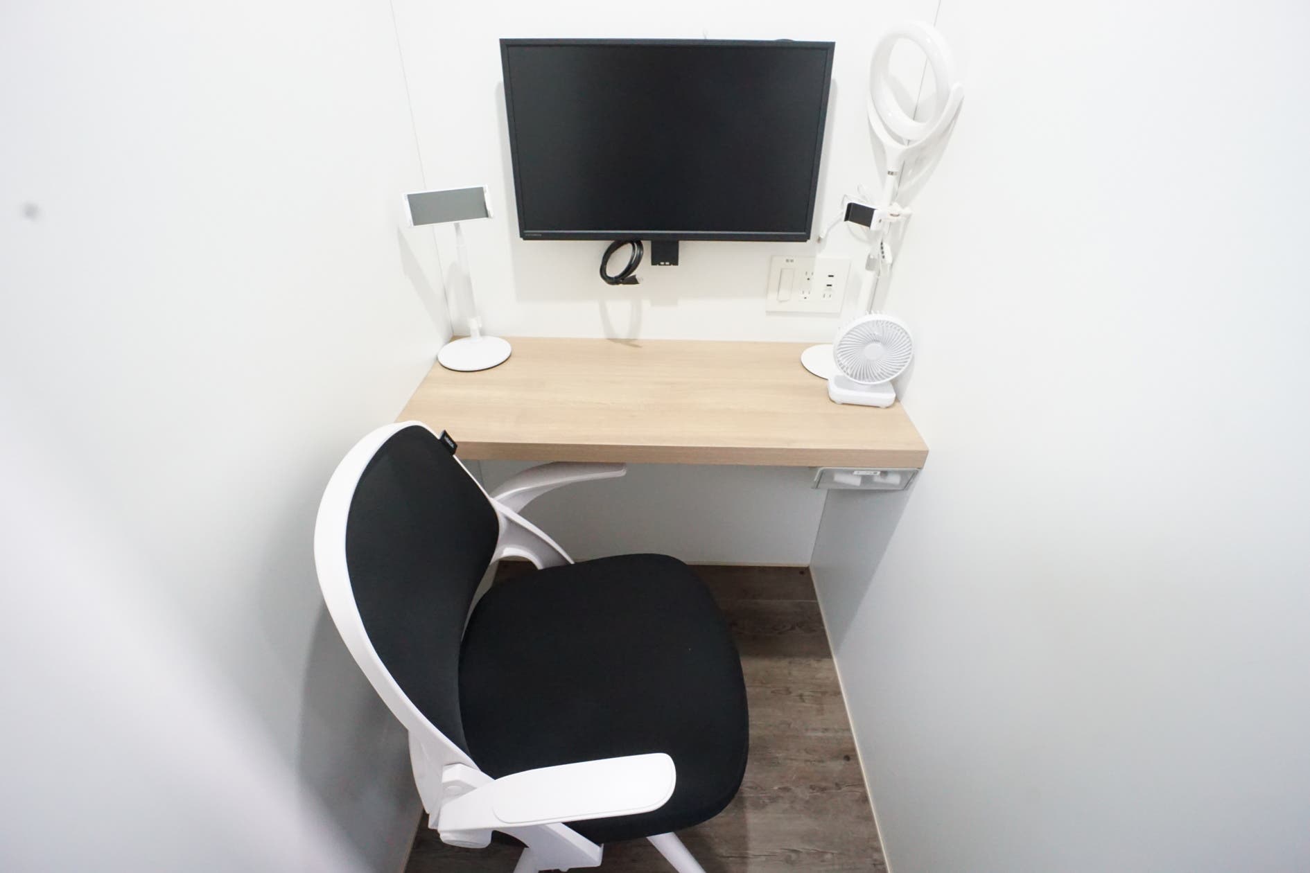 ＜博多駅前個室ブースNo.3＞完全個室ワークブース💼Wi-Fi📶モニター🖥テレワーク/ZOOM/面接/自習/作業場所の写真1