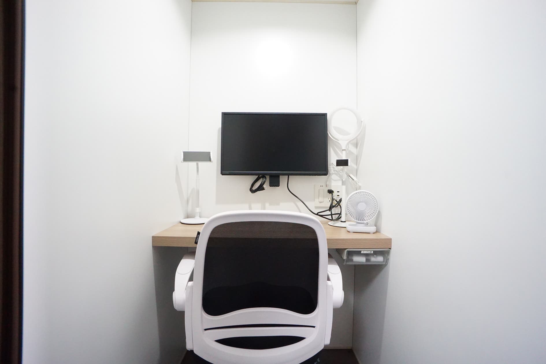 ＜博多駅前個室ブースNo.4＞完全個室ワークブース💼Wi-Fi📶モニター🖥テレワーク/ZOOM/面接/自習/作業場所の写真5