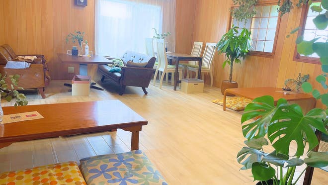 【飲食持ち込み可!】森の部屋 高速WIFI 多目的 撮影にも クッションフロアーで広々空間 テーブル椅子席(座卓:応相談)の写真1