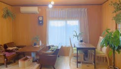 【飲食持ち込み可!】森の部屋 高速WIFI 多目的 撮影にも クッションフロアーで広々空間 テーブル椅子席 座卓ありの写真2