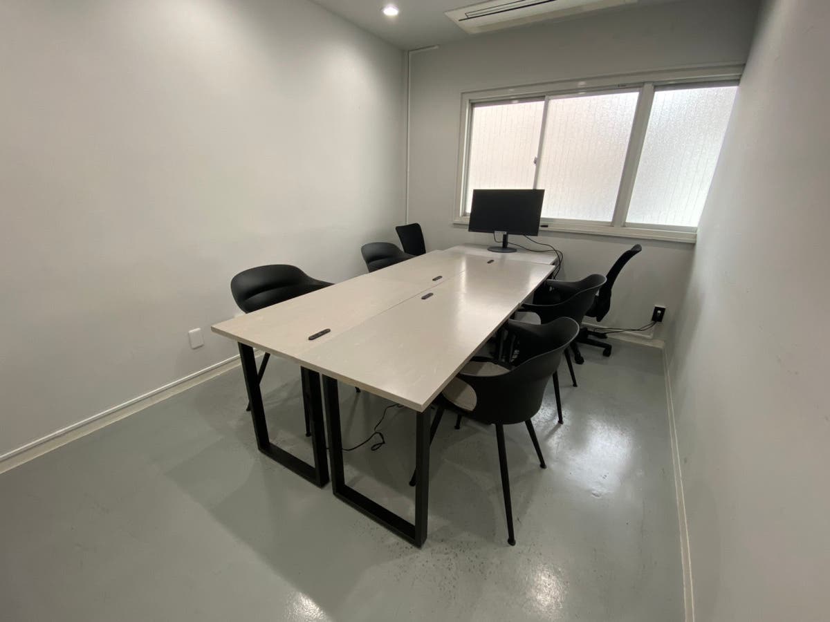 【1時間1,320円！】白金高輪駅徒歩5分のフリードリンク付き完全個室型6名会議室【M-2】の写真1