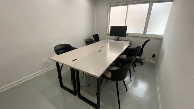 【1時間1,320円!】白金高輪駅徒歩5分のフリードリンク付き完全個室型6名会議室【M-2】の写真1