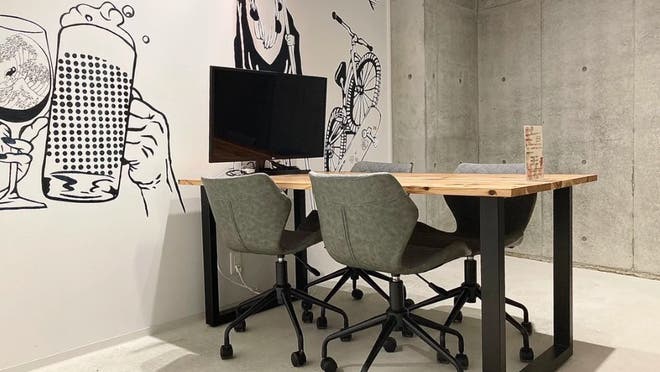 【下北沢駅徒歩3分!!】モニター&ホワイトボード常設!ポップな内装の会議室!の写真1