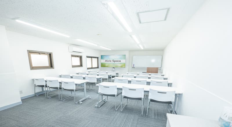 【西新宿駅3分】24席/プロジェクタースクリーン/光回線WiFi/ホワイトボード/演台☆1日1回スタッフ完全清掃のセミナールーム