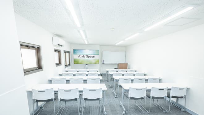 【西新宿駅3分】24席/プロジェクタースクリーン/光回線WiFi/ホワイトボード/演台☆1日1回スタッフ完全清掃のセミナールームの写真2