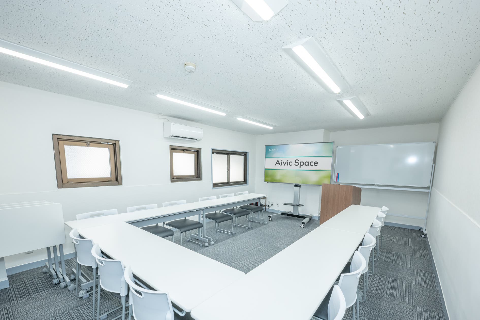 【西新宿駅3分】24席/プロジェクタースクリーン/光回線WiFi/ホワイトボード/演台☆1日1回スタッフ完全清掃のセミナールームの写真5