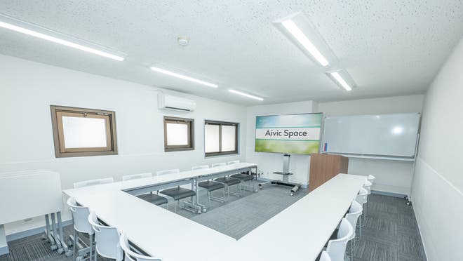 【西新宿駅3分】24席/プロジェクタースクリーン/光回線WiFi/ホワイトボード/演台☆1日1回スタッフ完全清掃のセミナールームの写真5