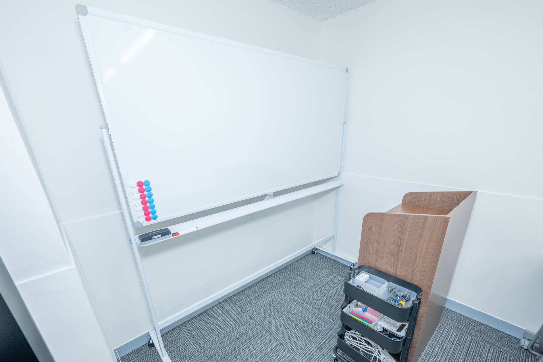 【西新宿駅3分】24席/プロジェクタースクリーン/光回線WiFi/ホワイトボード/演台☆1日1回スタッフ完全清掃のセミナールームの写真9