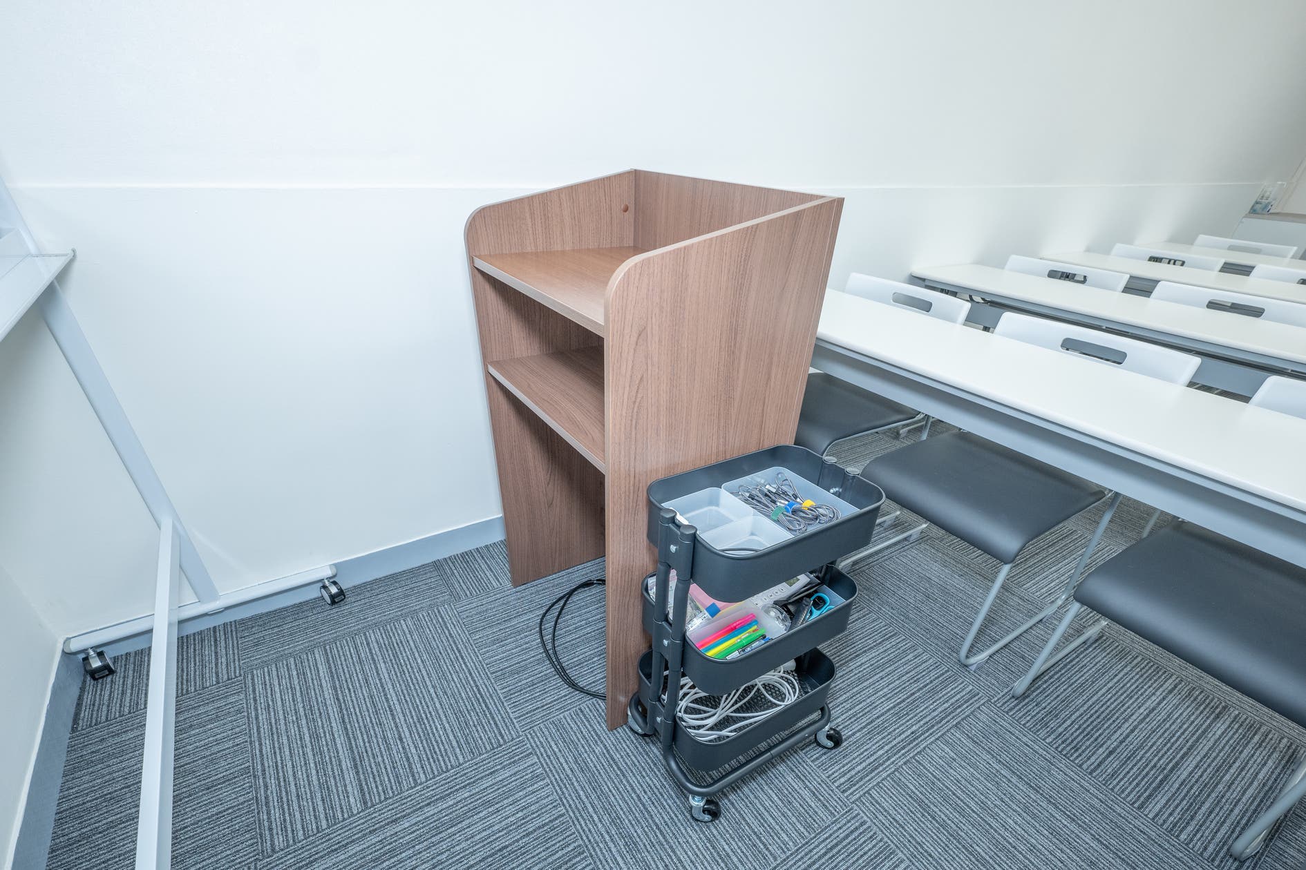 【西新宿駅3分】24席/プロジェクタースクリーン/光回線WiFi/ホワイトボード/演台☆1日1回スタッフ完全清掃のセミナールームの写真10