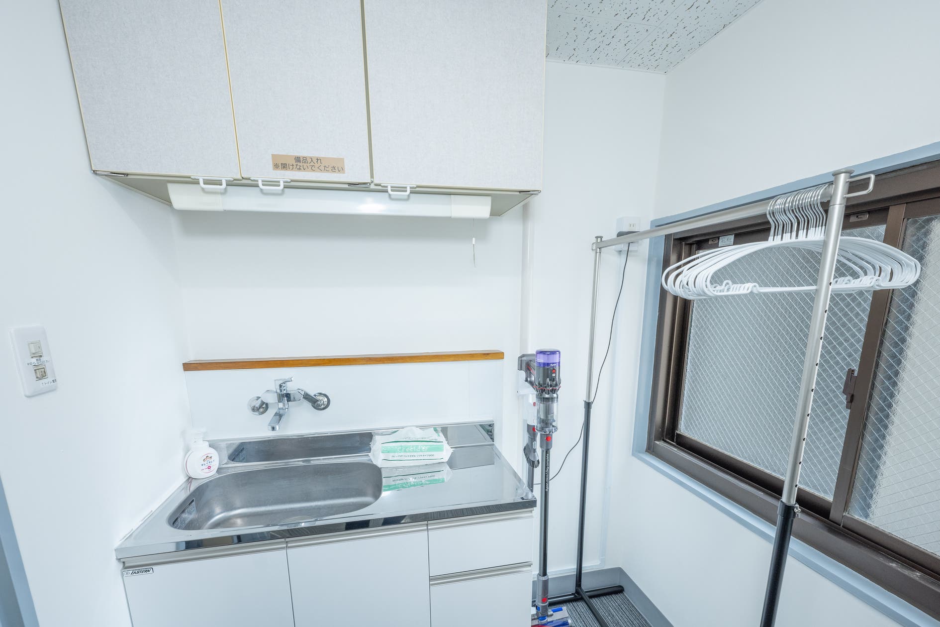 【西新宿駅3分】24席/プロジェクタースクリーン/光回線WiFi/ホワイトボード/演台☆1日1回スタッフ完全清掃のセミナールームの写真11