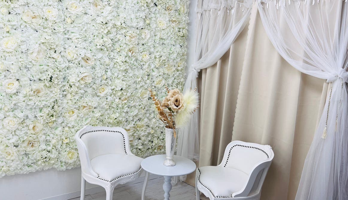 白壁・白家具｜シック｜天蓋ベッド｜花壁｜シャンデリア｜５面背景｜撮影機材無料｜生誕祭・誕生会｜コスプレ｜YouTube配信の写真10