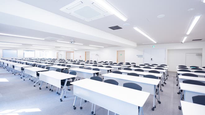 【銀座5分・新橋7分】最大収容198名✨銀座で“特別な会議”が叶う大型会場|控え室あり✨研修・試験・講演会・懇親会に|N201の写真1