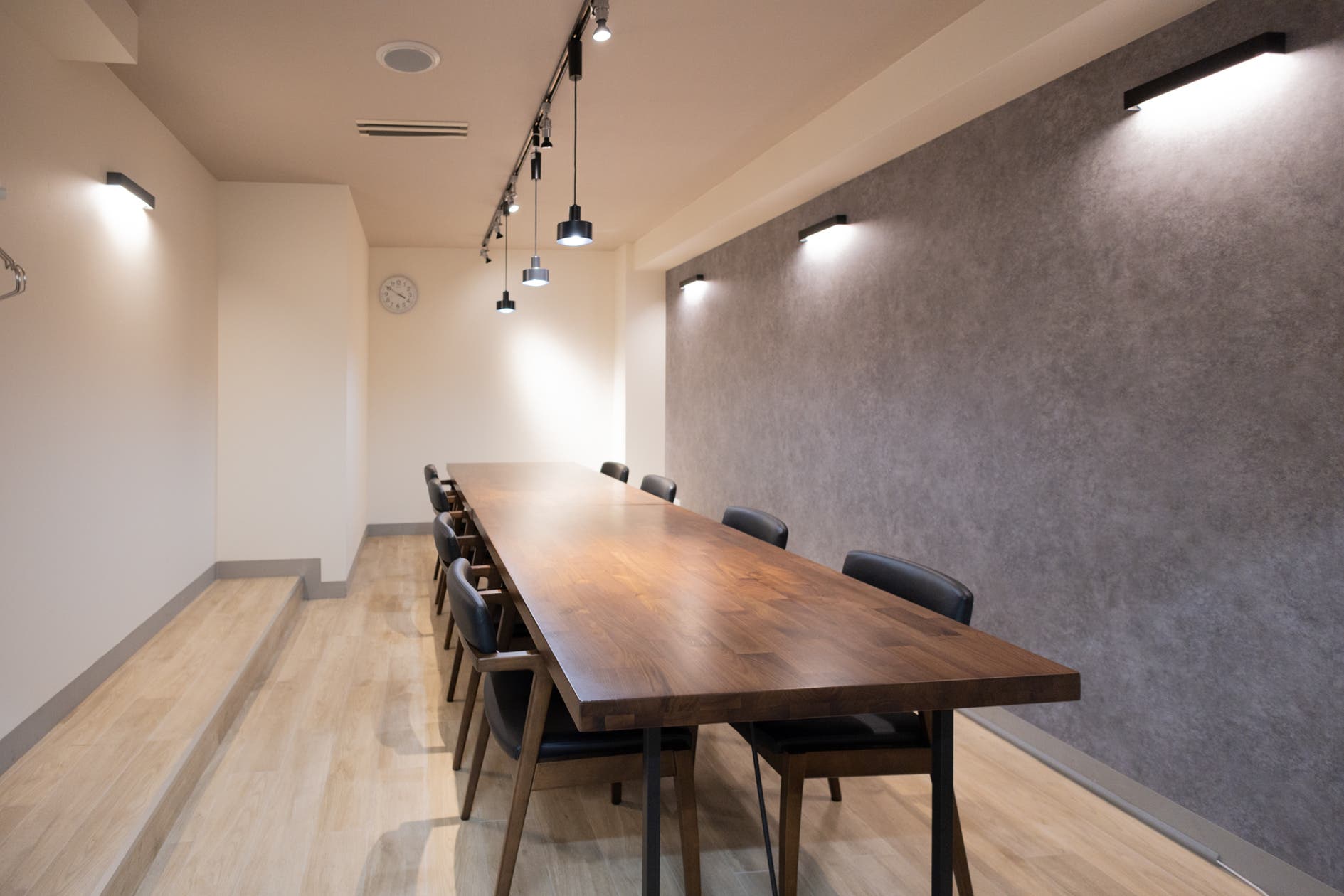 【銀座駅5分】最大収容人数12名の会議室｜洗練されたおしゃれなデザイナーズ空間✨研修・面接・商談・勉強会に｜N305の写真3