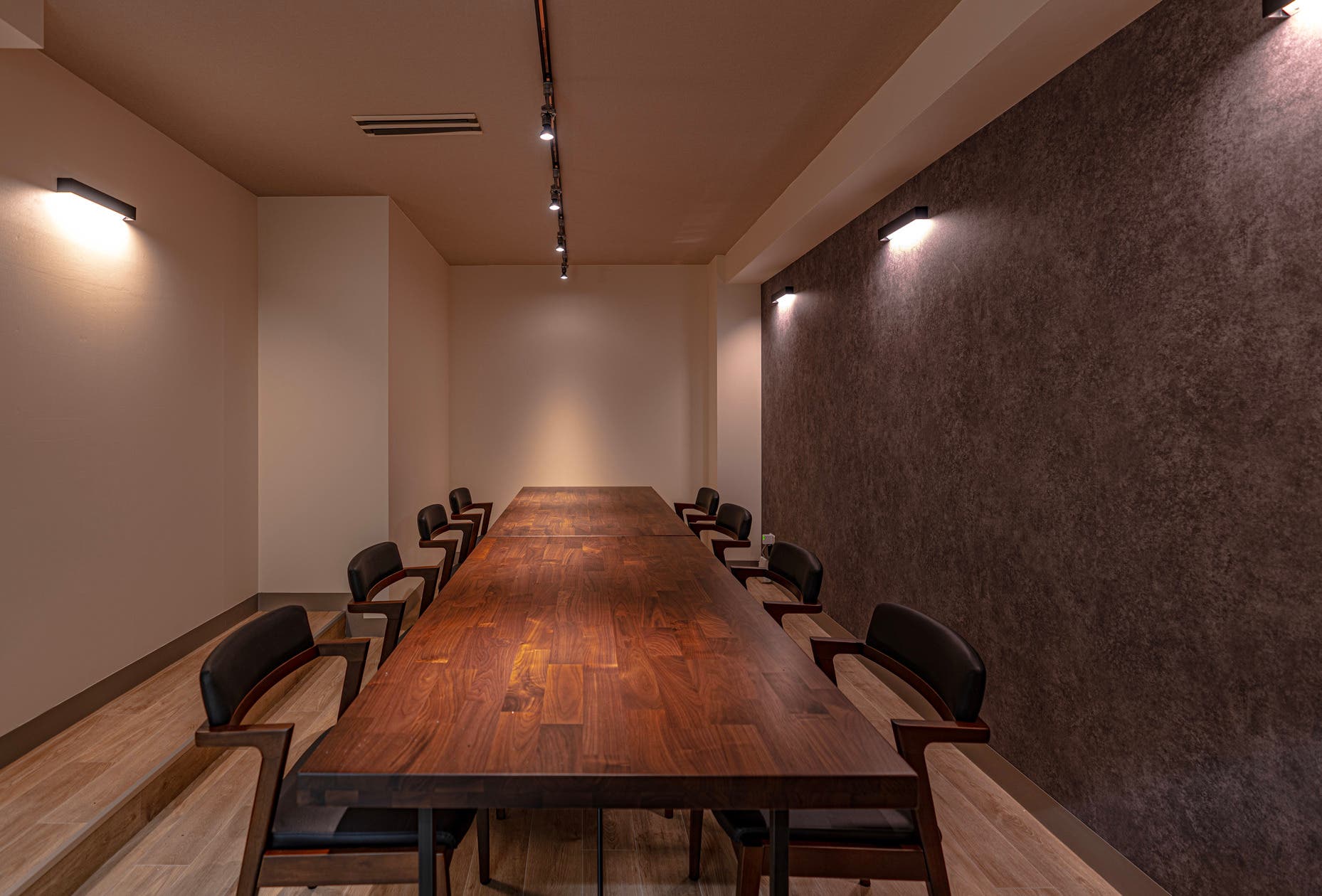 【銀座駅5分】最大収容人数12名の会議室｜洗練されたおしゃれなデザイナーズ空間✨研修・面接・商談・勉強会に｜N305の写真2