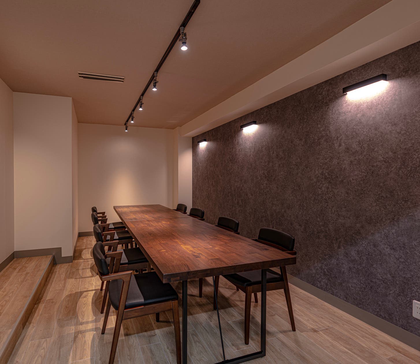 【銀座駅5分】最大収容人数12名の会議室｜洗練されたおしゃれなデザイナーズ空間✨研修・面接・商談・勉強会に｜N305の写真1