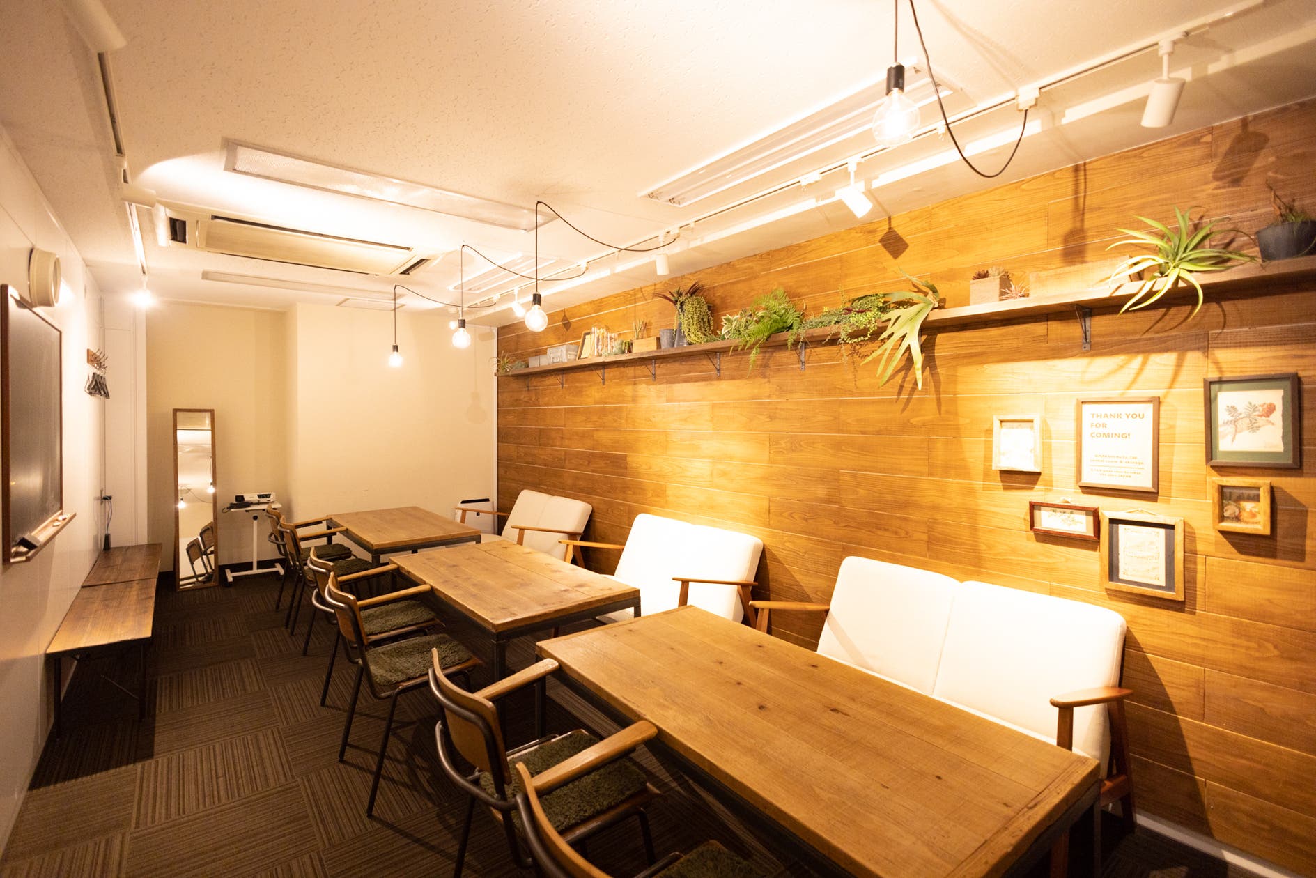 【東銀座駅1分・銀座駅5分】最大収容人数12名のおしゃれなカフェ風会議室✨プロジェクター完備✨研修・面接・商談・勉強会にの写真1