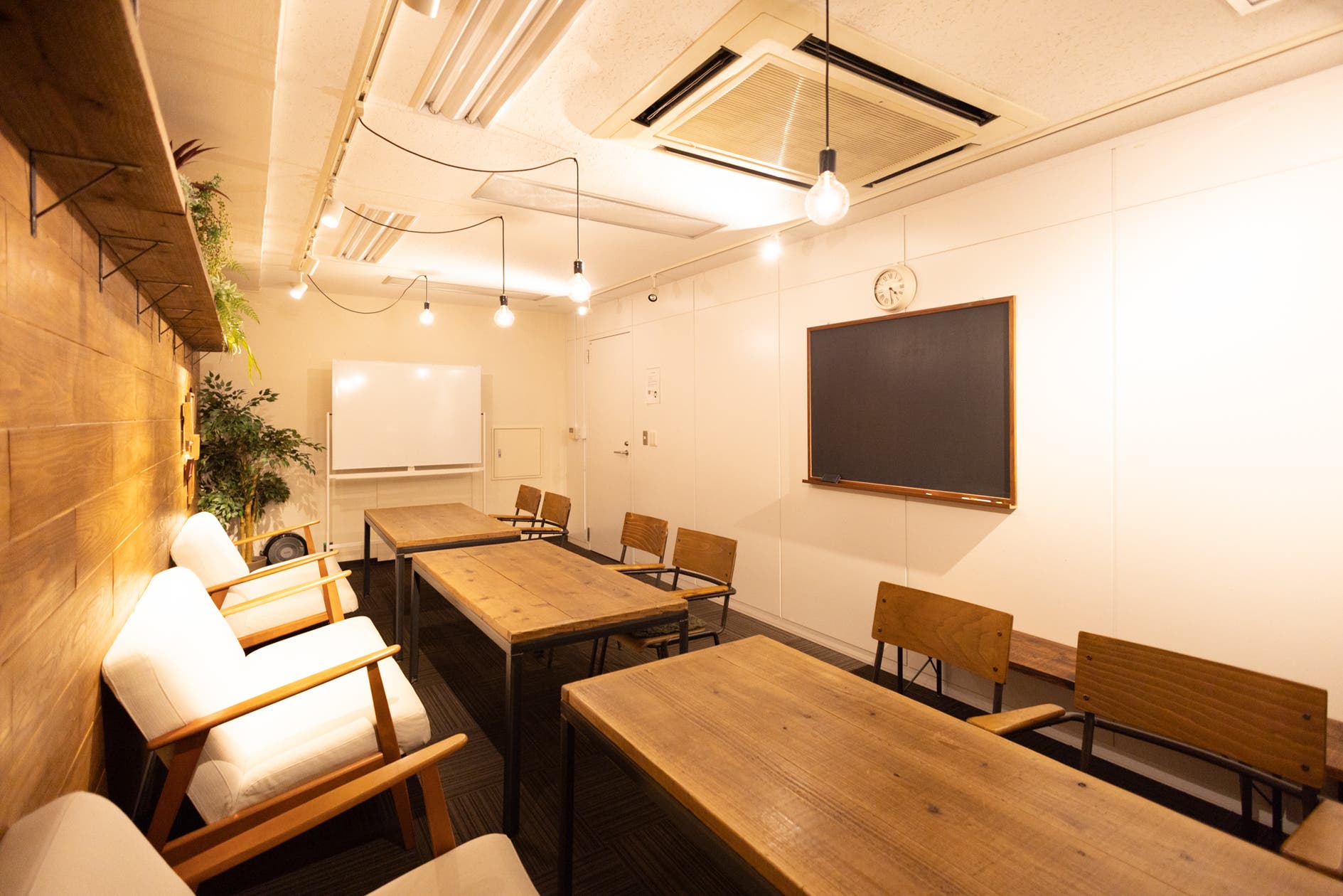 【東銀座駅1分・銀座駅5分】最大収容人数12名のおしゃれなカフェ風会議室✨プロジェクター完備✨研修・面接・商談・勉強会にの写真2