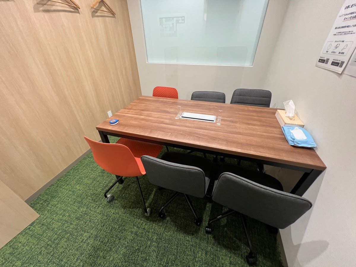 【北山田駅近】4Kモニター付き完全個室の6名会議室（201）※6名だと少し狭いかもですの写真3