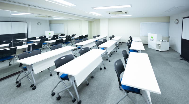 【東銀座駅1分・銀座駅5分】最大収容人数22名の会議室｜プロジェクター完備✨一面は鏡張り🪞研修・面接・商談・勉強会に｜G403