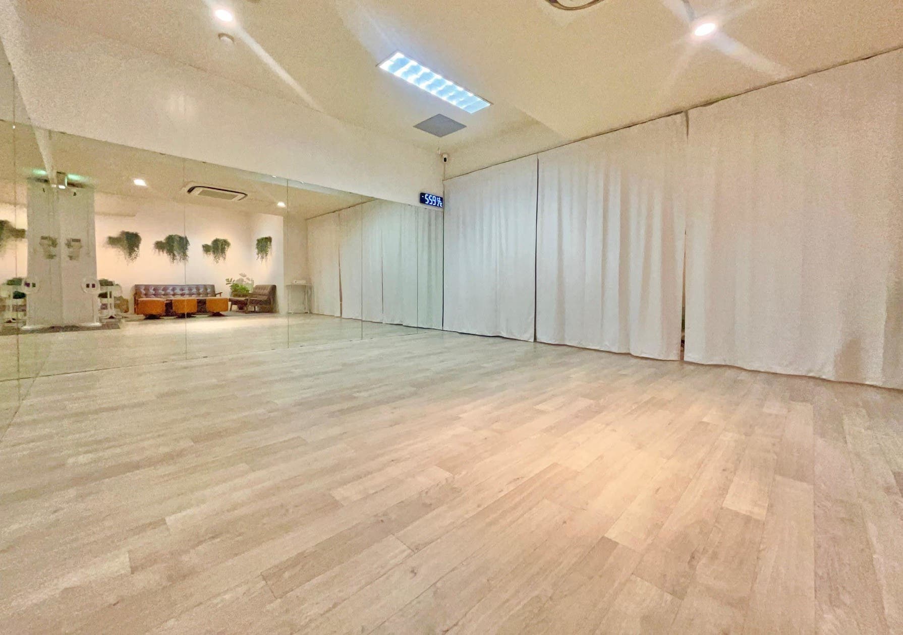 【中野駅3分】2面大型鏡計8m／40㎡超の綺麗で広いスタジオでダンス・ポージング・ヨガ・演劇に☆平日夜と土日祝楽器演奏可！の写真4