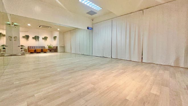 【中野駅3分】2面大型鏡計8m/40㎡超の綺麗で広いスタジオでダンス・ポージング・ヨガ・演劇に☆平日夜と土日祝楽器演奏可!の写真4