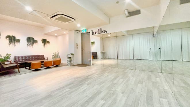 【中野駅3分】2面大型鏡計8m/40㎡超の綺麗で広いスタジオでダンス・ポージング・ヨガ・演劇に☆平日夜と土日祝楽器演奏可!の写真1