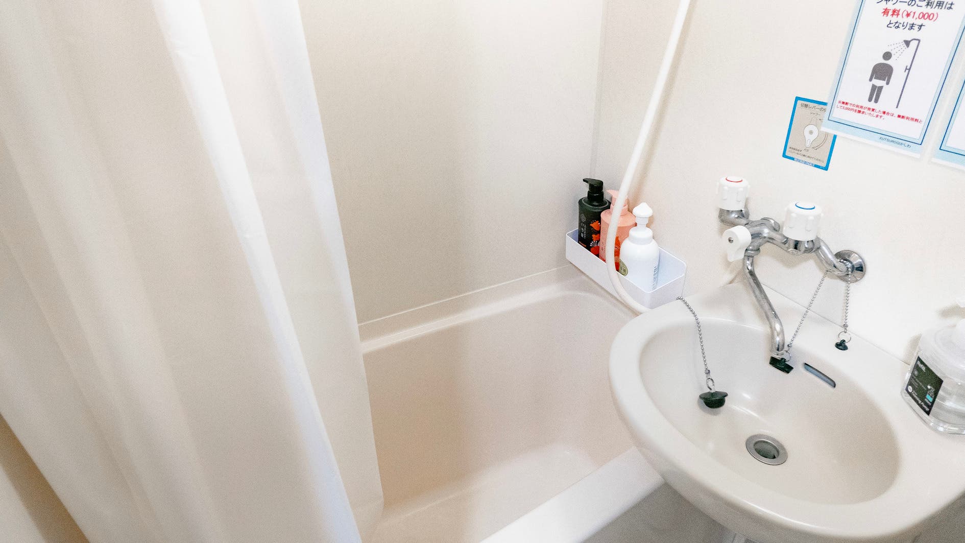 【シャワールーム】ボディーソープ、シャンプー、コンディショナーを備え付けており無料でご利用いただけます。の画像1