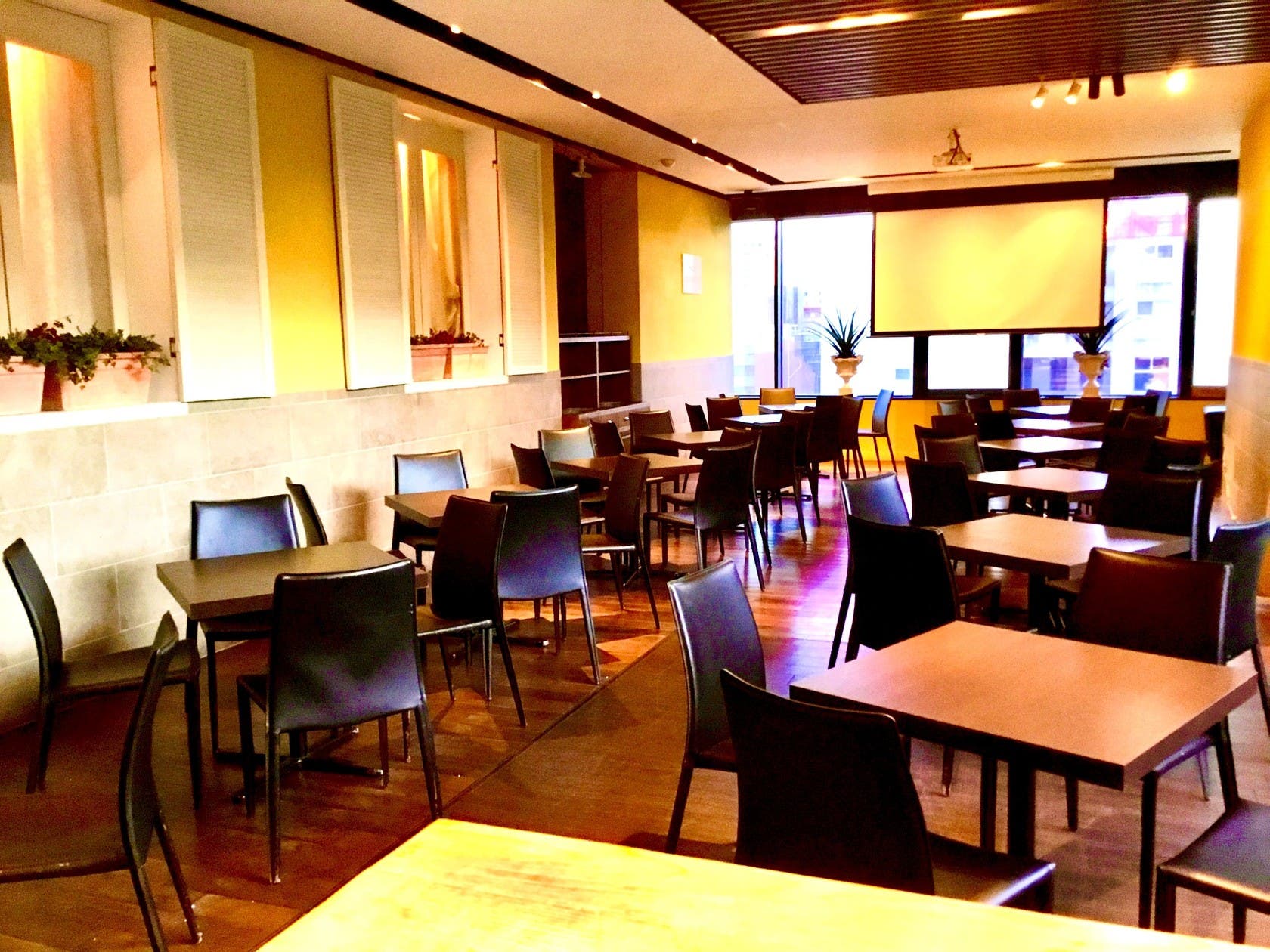 ビル最上階、中庭のあるレストラン。撮影やセミナー、会議、講演会、マルシェ、演奏会等に。中庭も完備。の写真7