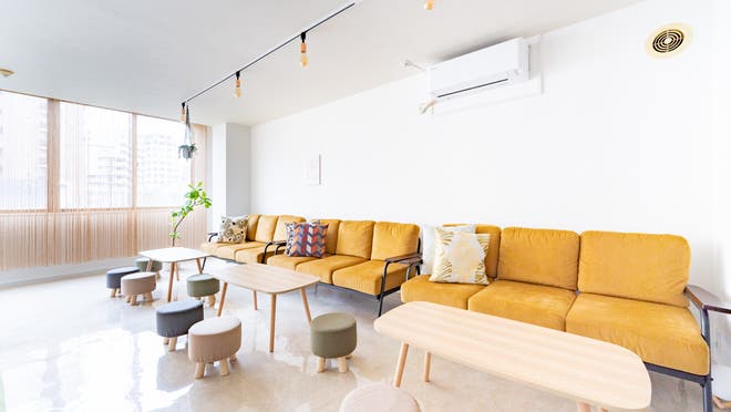 @400円/hほどで1フロア貸切🎉毎回清掃🧹最大40名🙆♀広々空間🍷24H🌠120㌅大画面プロジェクター🎥スマホ・PC投影💻の写真24