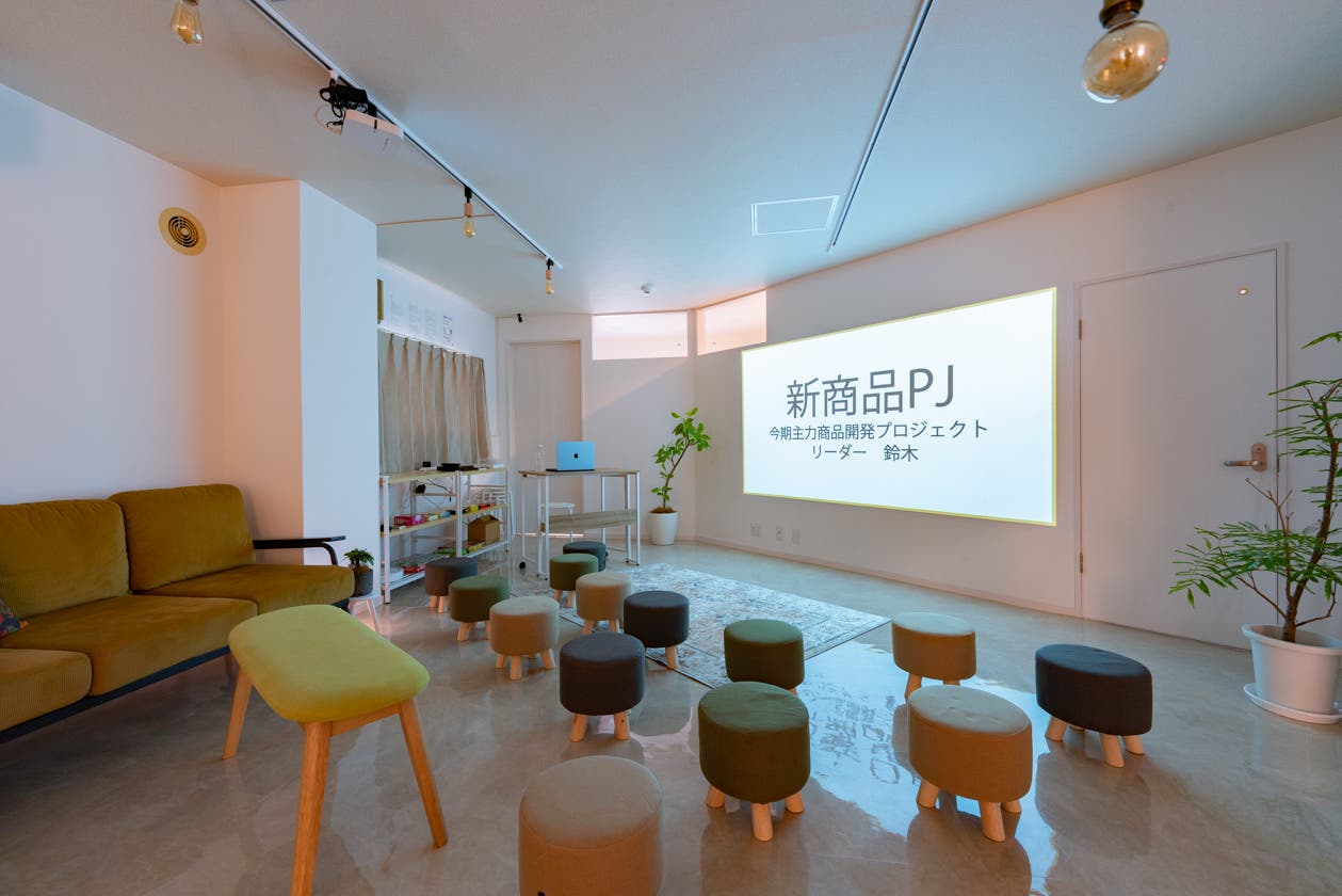 @400円/hほどで1フロア貸切🎉毎回清掃🧹最大40名🙆‍♀広々空間🍷24H🌠120㌅大画面プロジェクター🎥スマホ・PC投影💻の写真6