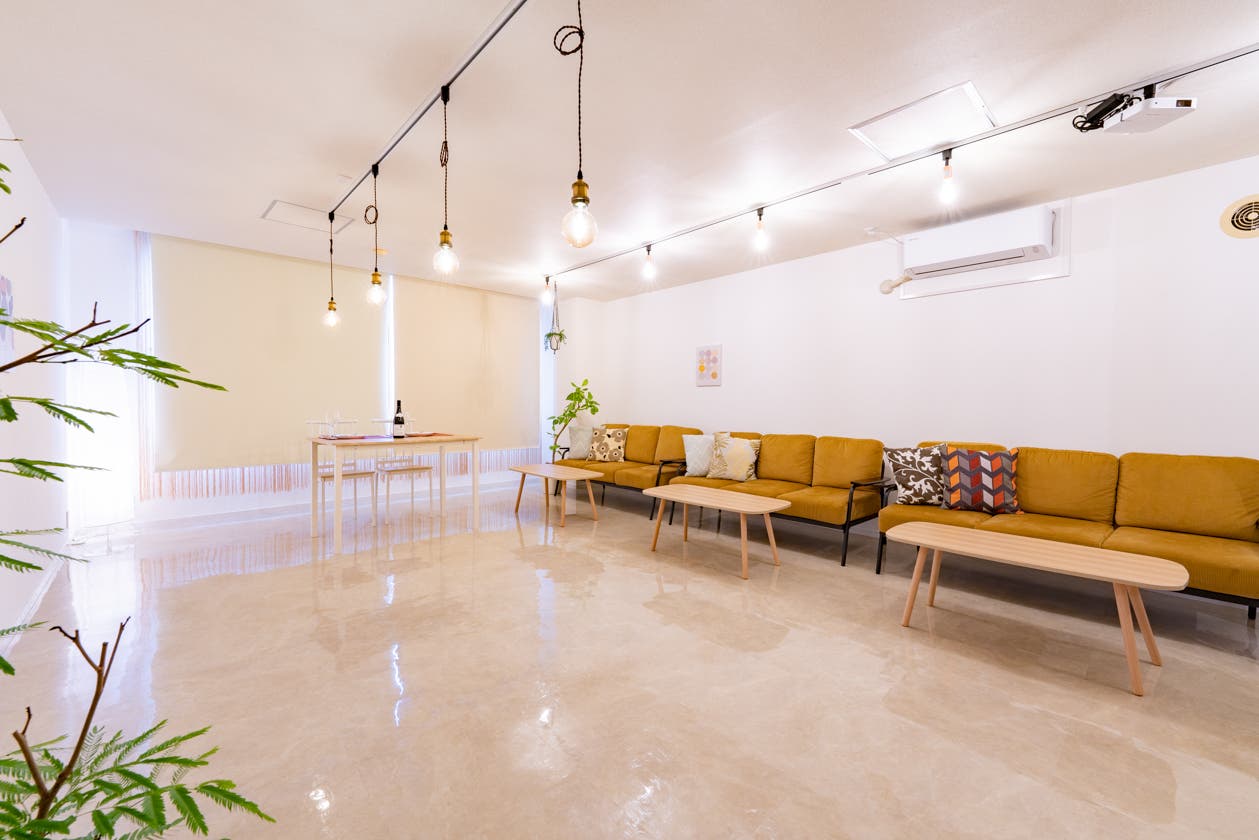 @400円/hほどで1フロア貸切🎉毎回清掃🧹最大40名🙆‍♀広々空間🍷24H🌠120㌅大画面プロジェクター🎥スマホ・PC投影💻の写真8