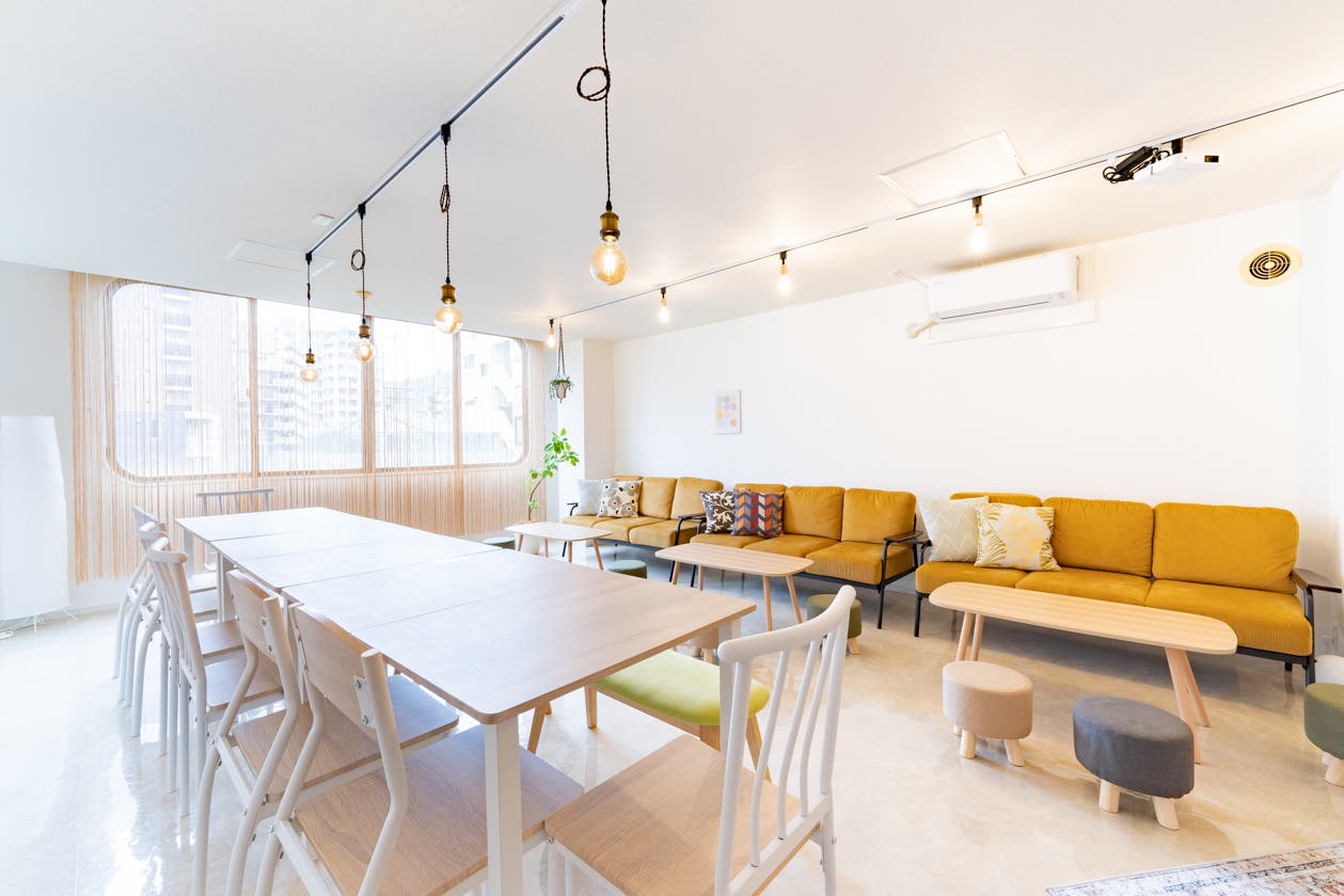 @400円/hほどで1フロア貸切🎉毎回清掃🧹最大40名🙆‍♀広々空間🍷24H🌠120㌅大画面プロジェクター🎥スマホ・PC投影💻の写真10