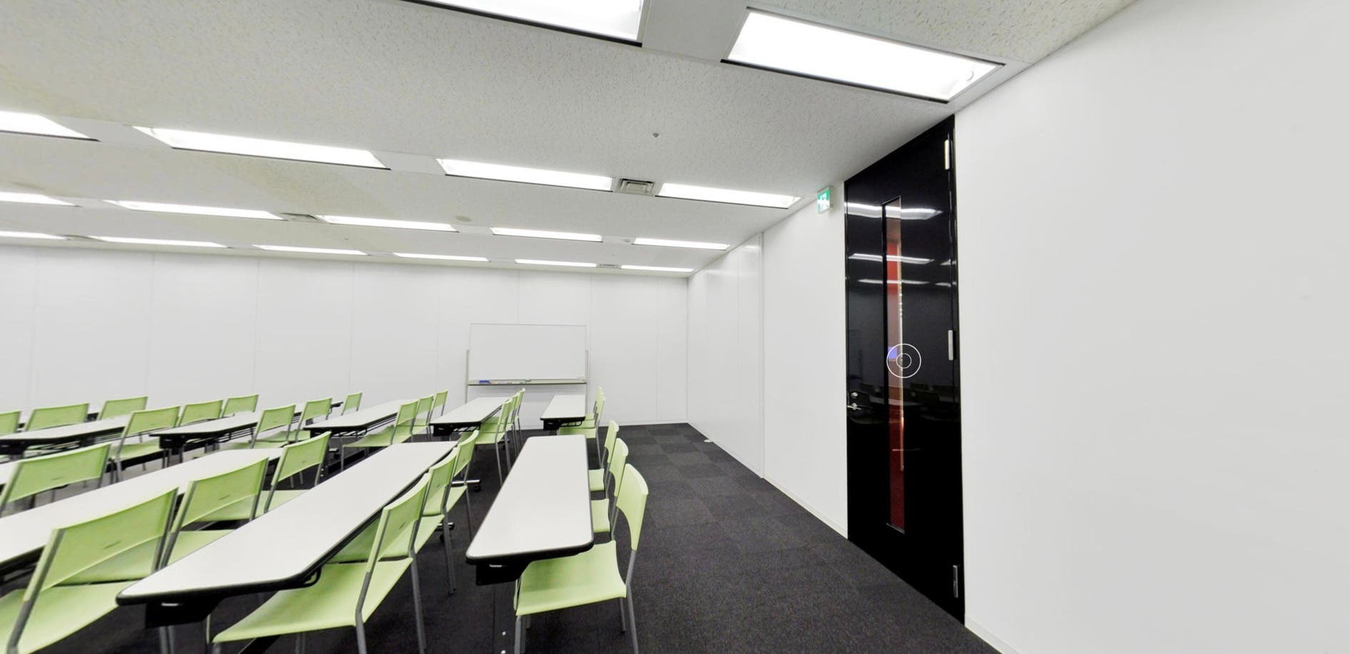 【西新宿駅直結/新宿アイランドタワー】108名対応／受付・天井プロジェクター・モニターあり／研修、講演会、セミナー、試験会場にの写真3