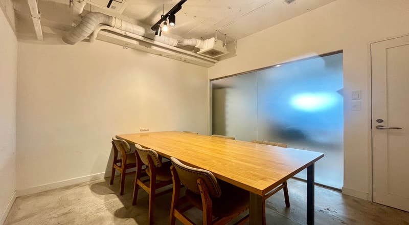 【渋谷・表参道・青山】6名様までのミーティングにご利用可能。静かな環境での打ち合わせに適したデザイナーズ会議室。モニター付。