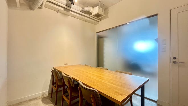 【渋谷・表参道・青山】6名様までのミーティングにご利用可能。静かな環境での打ち合わせに適したデザイナーズ会議室。モニター付。の写真1