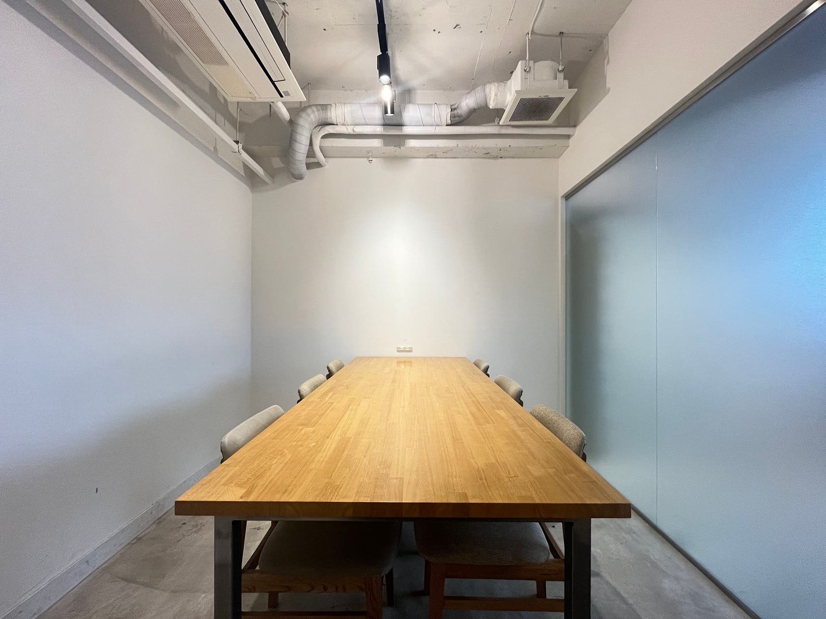 【渋谷・表参道・青山】6名様までのミーティングにご利用可能。静かな環境での打ち合わせに適したデザイナーズ会議室。モニター付。の写真3