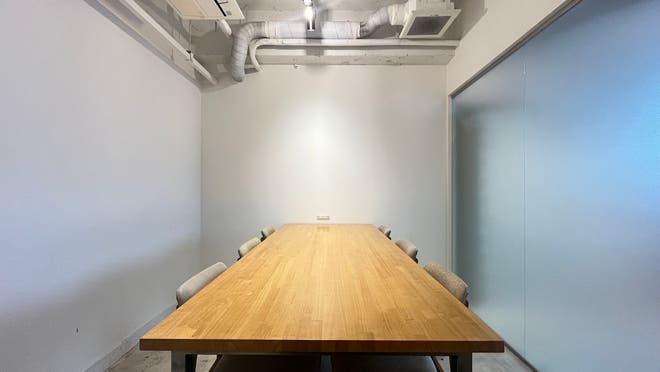 【渋谷・表参道・青山】6名様までのミーティングにご利用可能。静かな環境での打ち合わせに適したデザイナーズ会議室。モニター付。の写真3